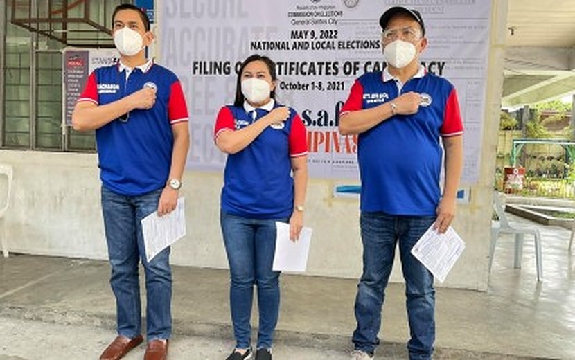 Lorelei Pacquiao (center), sister-in-law of presidential aspirant and ...