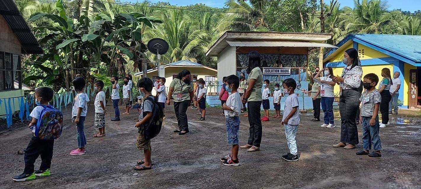 Students, teachers and parents of the Culian Integrated School attend ...