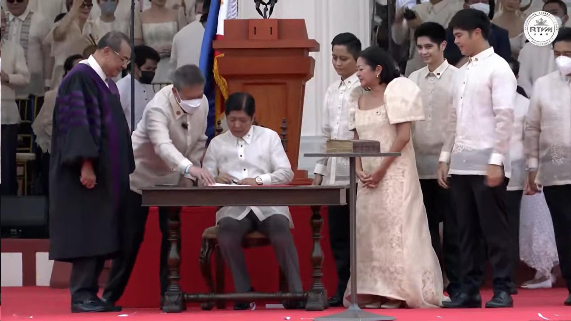 Marcos sworn in as 17th President of PH - PTV News
