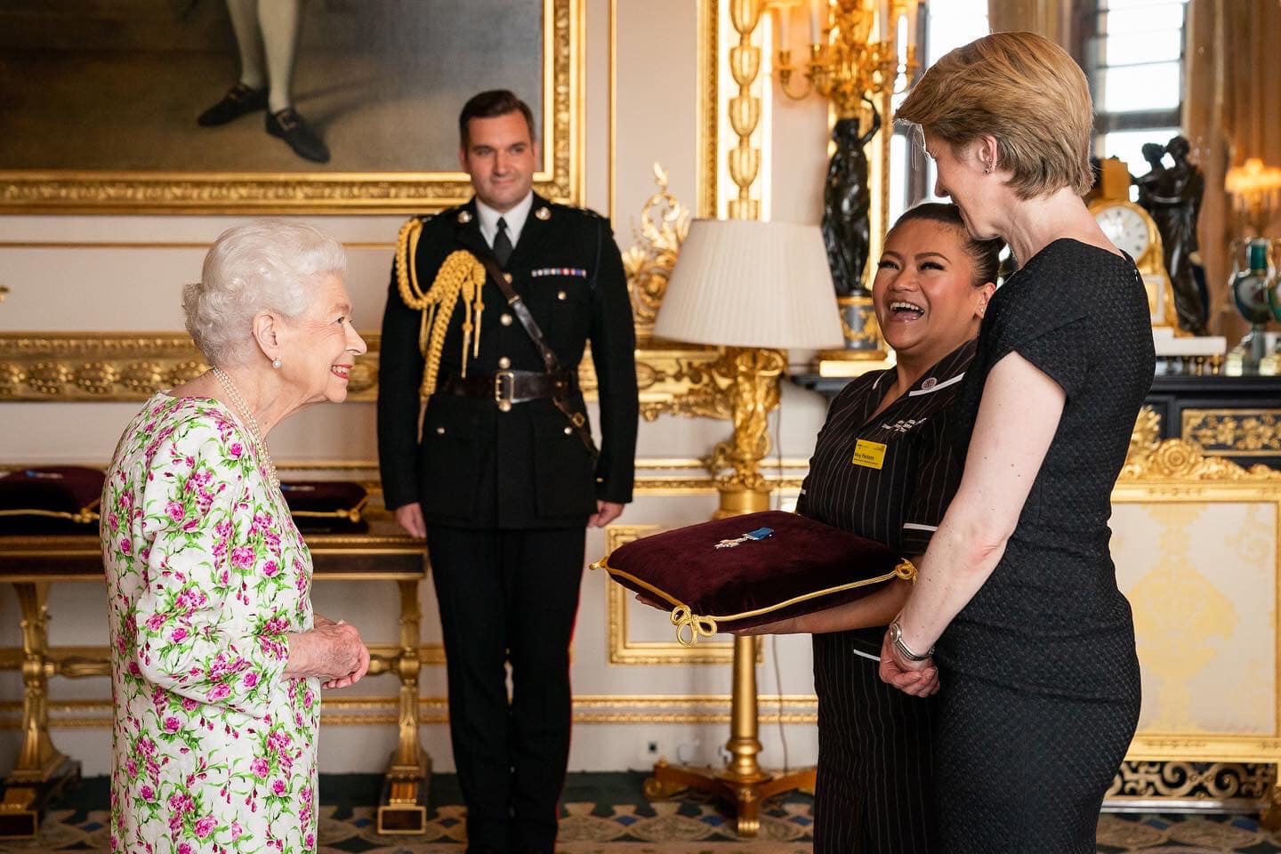 Filipina nurse May Parsons receives UK George Cross award for NHS - PTV ...