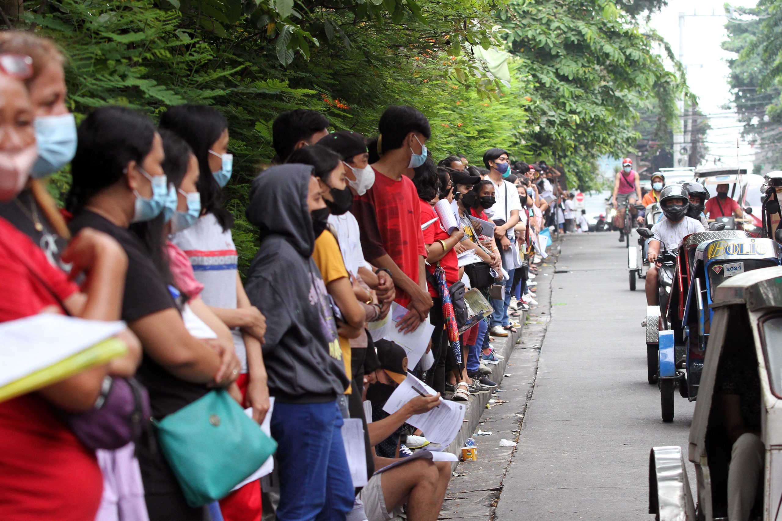 Voluntary mask use outdoors gets DILG backing; PNP, LGUs tapped to ...