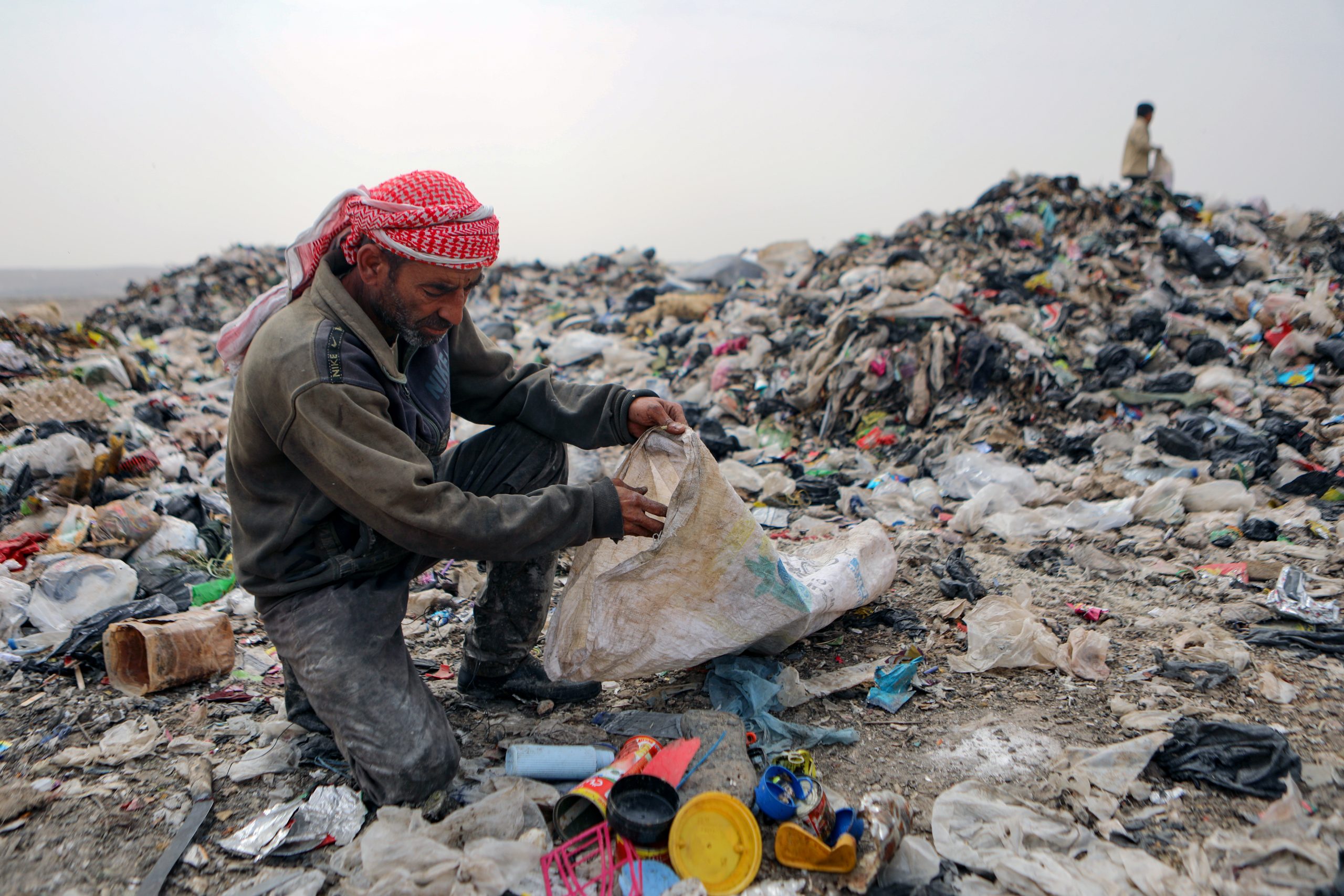 Syrians turn plastic waste into rugs to make a living - PTV News