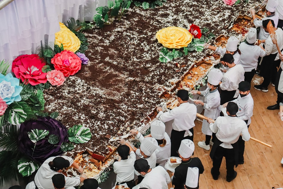 11 Baguio couples share giant wedding cake; 12K slices served - PTV News