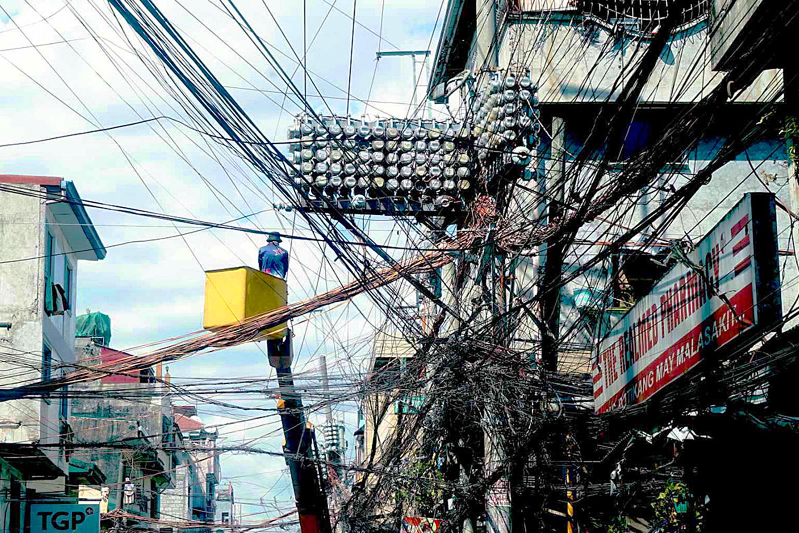 Metro Manila LGUs urged to remove dangling wires in streets - PTV News